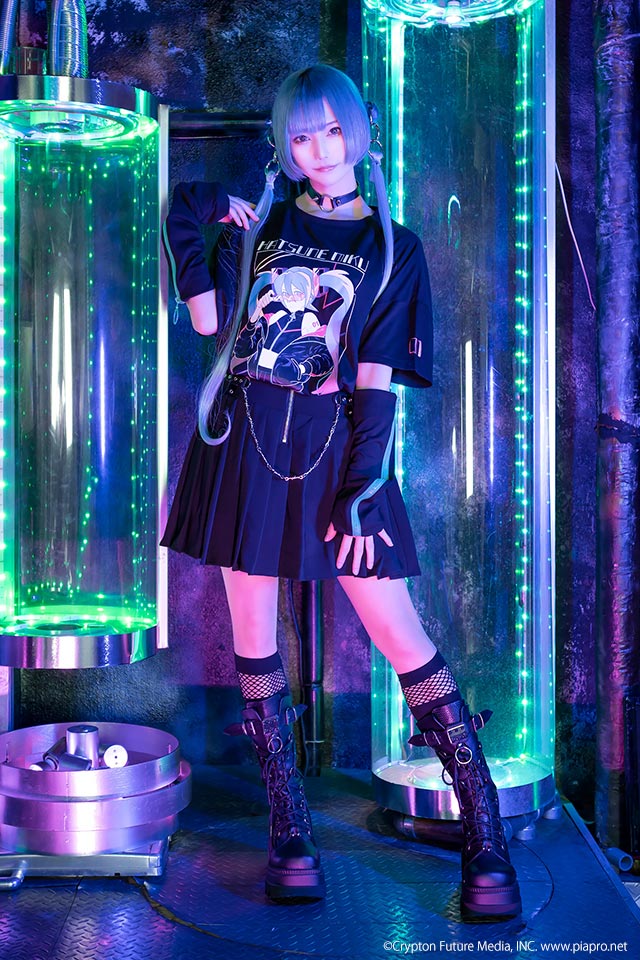 Listen Flavor x Hatsune Miku t-shirt with arm warmers – Grumpy Bunny